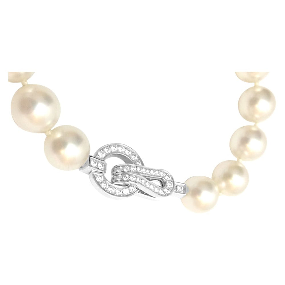 Collier de perles Cartier collection "Agrafe", fermoir en or blanc et ...